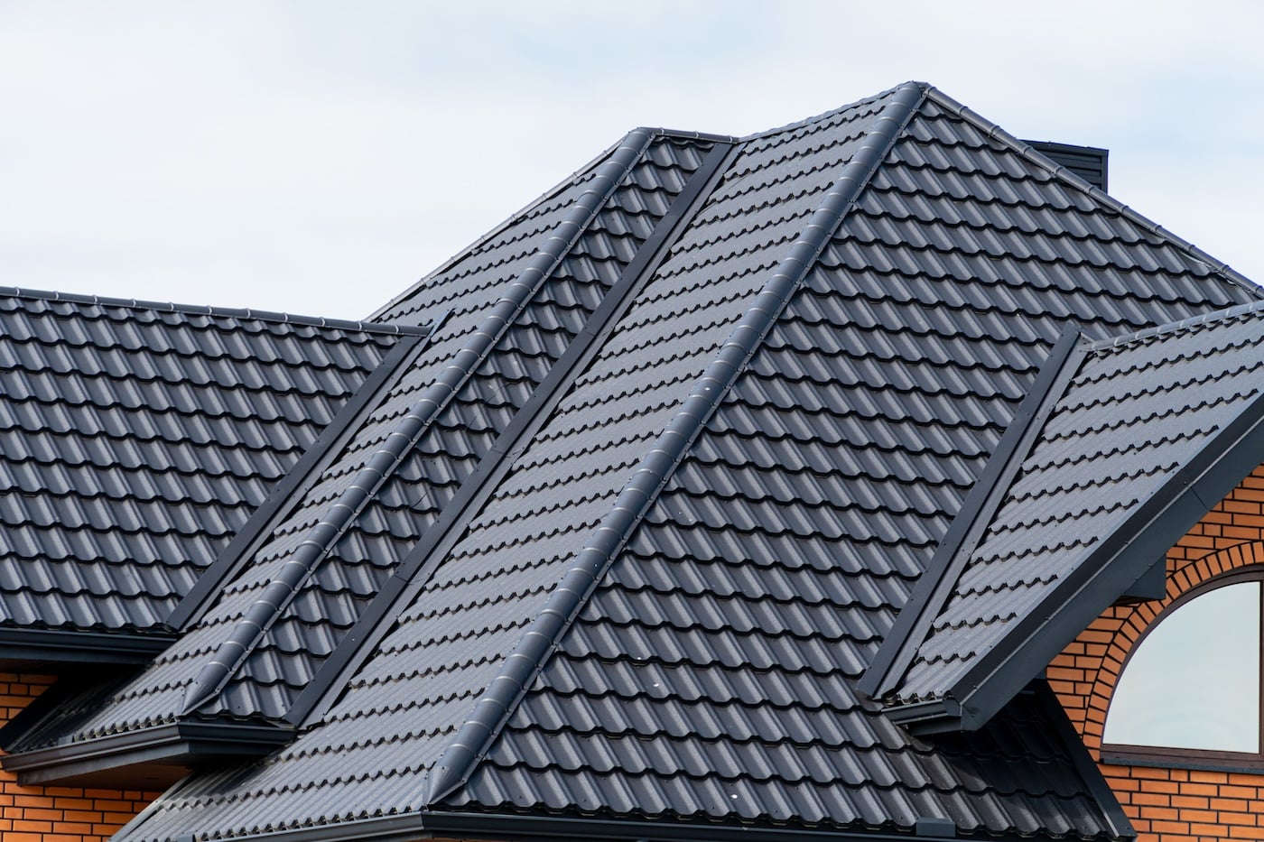 5 Metal Roofs That Look Like Shingles (Pros & Cons)